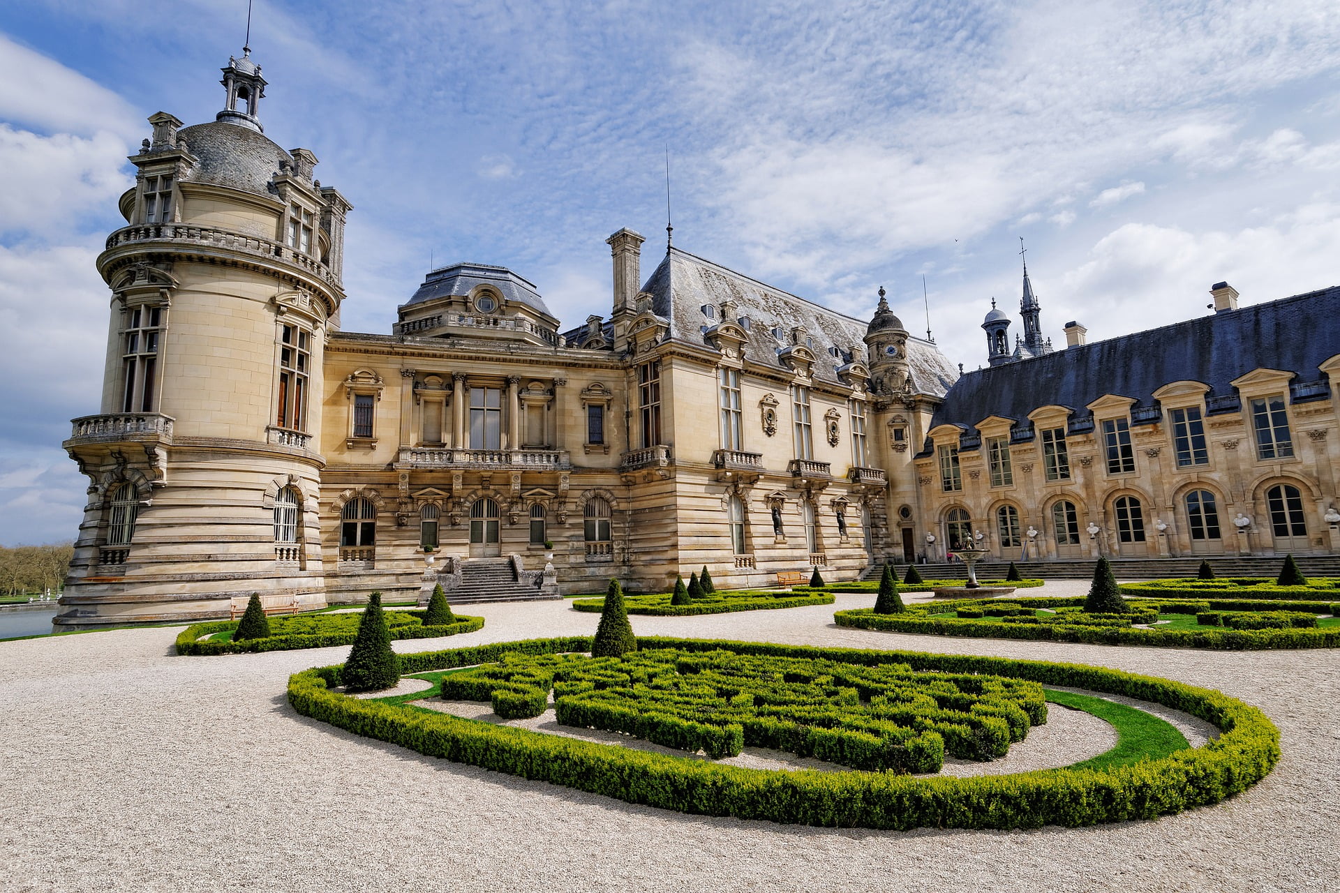 French castles: Top 6 majestic châteaux you should not miss - South Tours